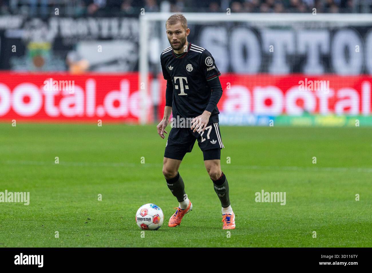 MOENCHENGLADBACH, GERMANY - OCTOBER 25: Konrad Laimer (FC Bayern ...