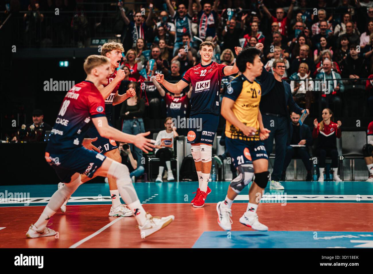 Santeri V?limaa (SVG L?neburg, 12) jubelt; Volleyball Bundesliga, 2 ...