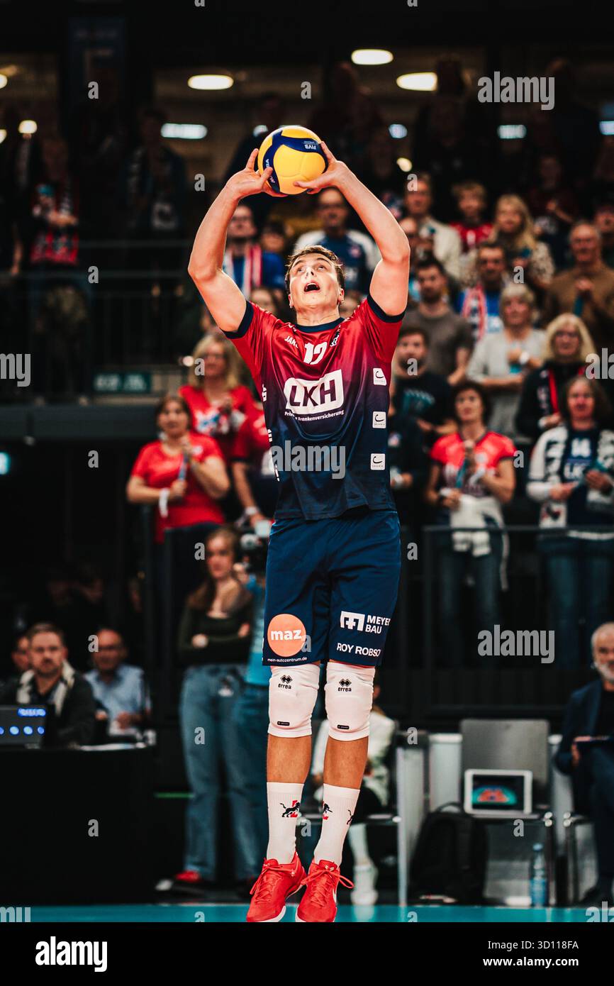 Santeri V?limaa (SVG L?neburg, 12) beim Zuspiel; Volleyball Bundesliga ...
