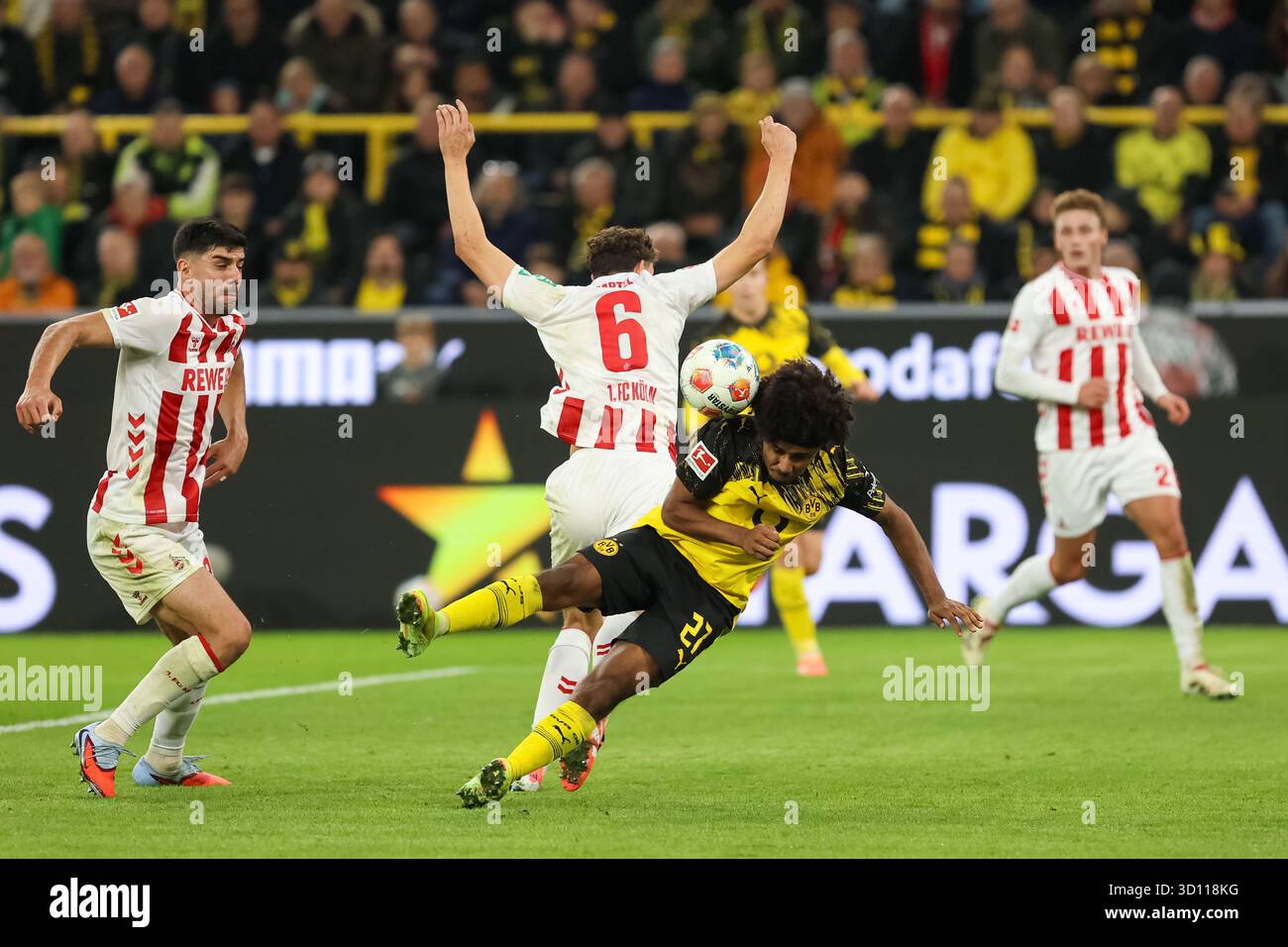 Zweikampf zwischen Karim Adeyemi (Borussia Dortmund, #27) und Eric ...
