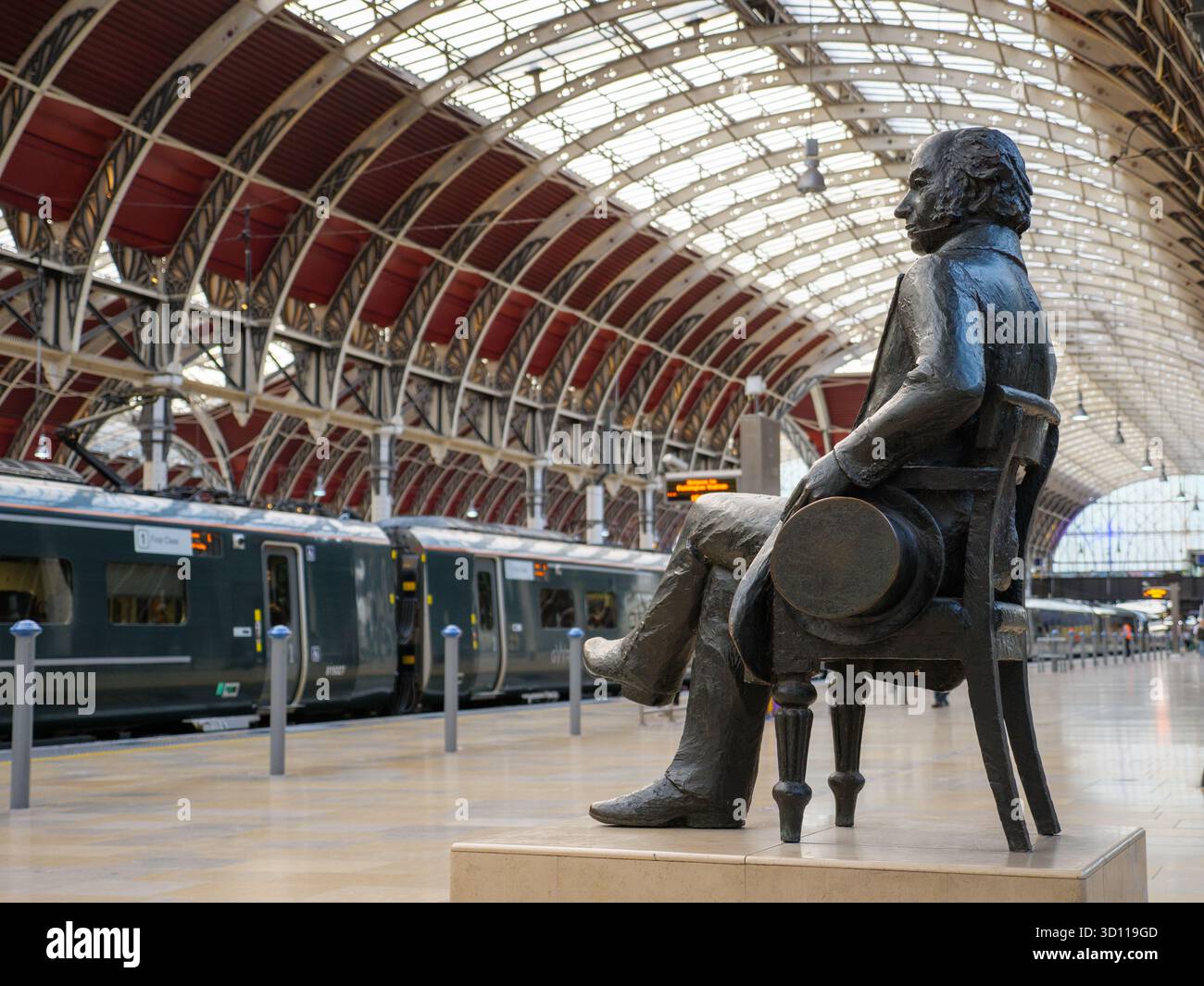 England london paddington station statue hi-res stock photography and ...