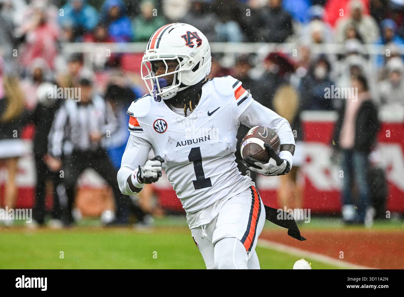 Auburn wide receiver Eric Singleton Jr. (1) runs the ball against ...