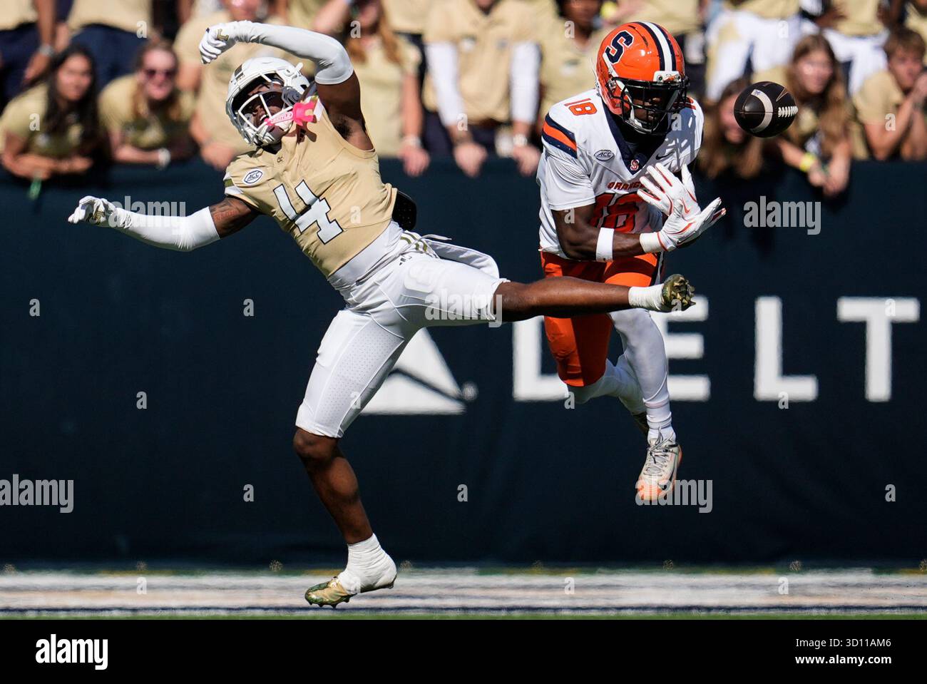 Syracuse wide receiver Emanuel Ross (18) makes the catch against ...