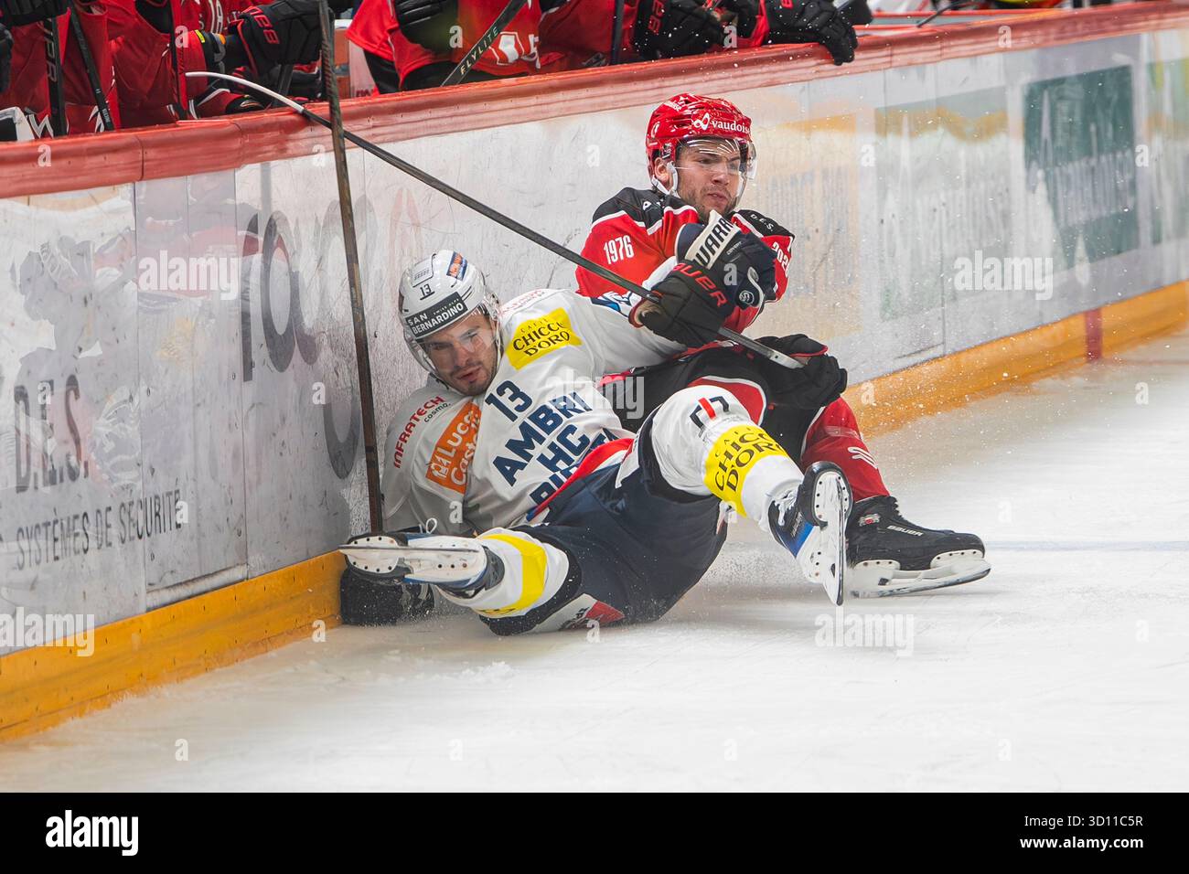 LAUSANNE, SWITZERLAND - OCTOBER 25: Manix Landry of Ambri L) against ...
