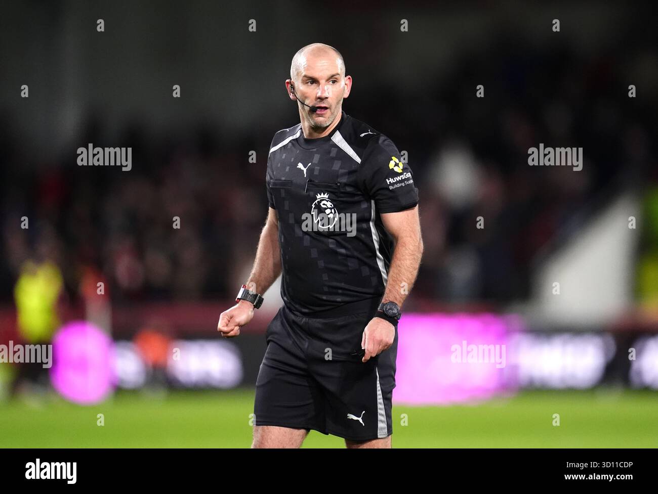 Substitute referee Tim Robinson during the Premier League match at the ...