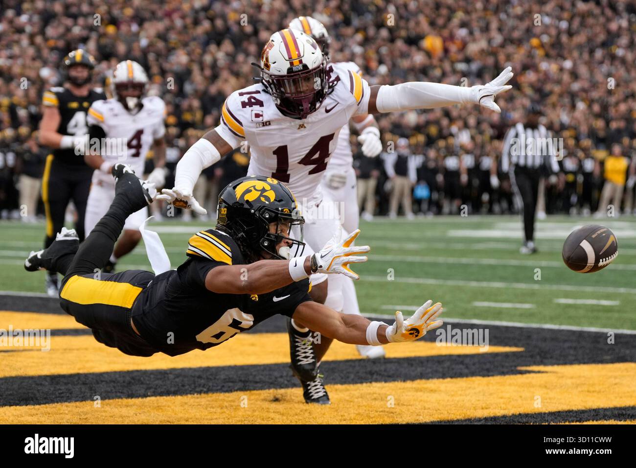 Iowa wide receiver Seth Anderson (6) reaches for an incomplete pass in ...