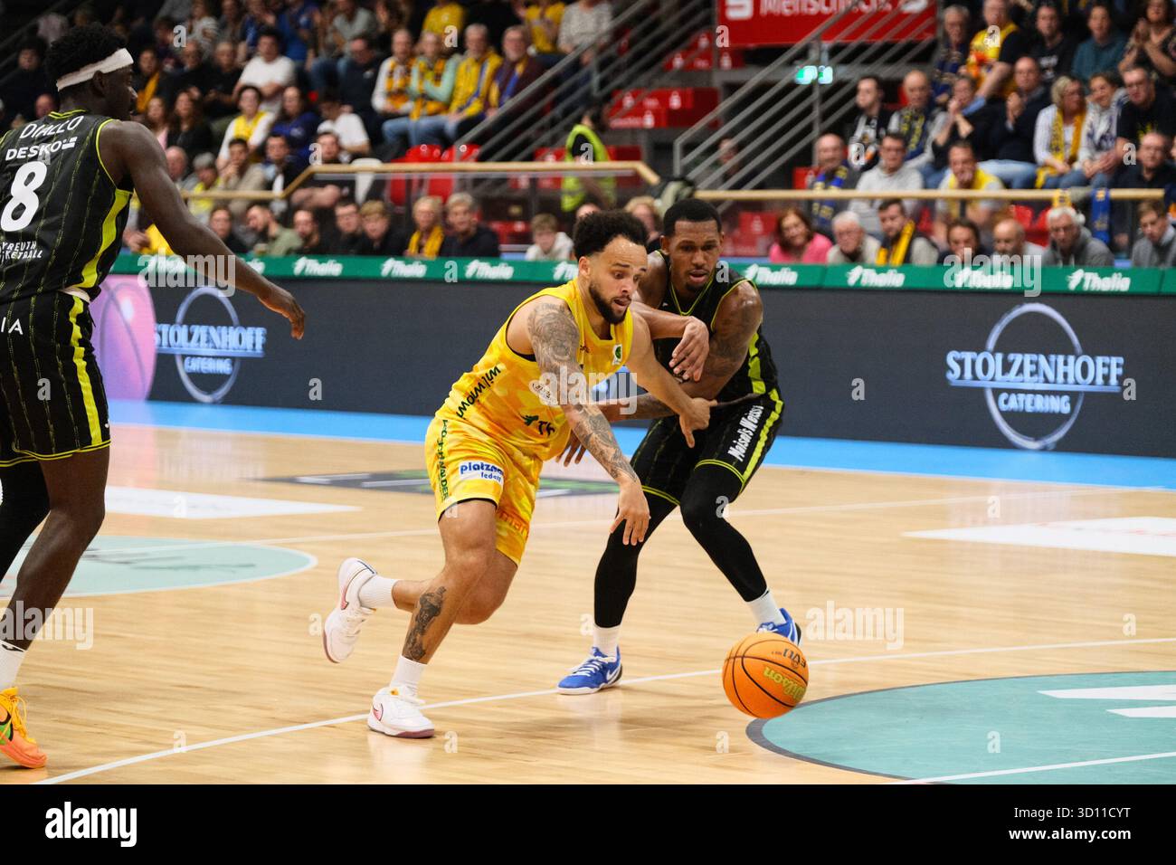 Marcus Graves (Phoenix Hagen, #0, Guard) zieht zum Korb Stock Photo - Alamy