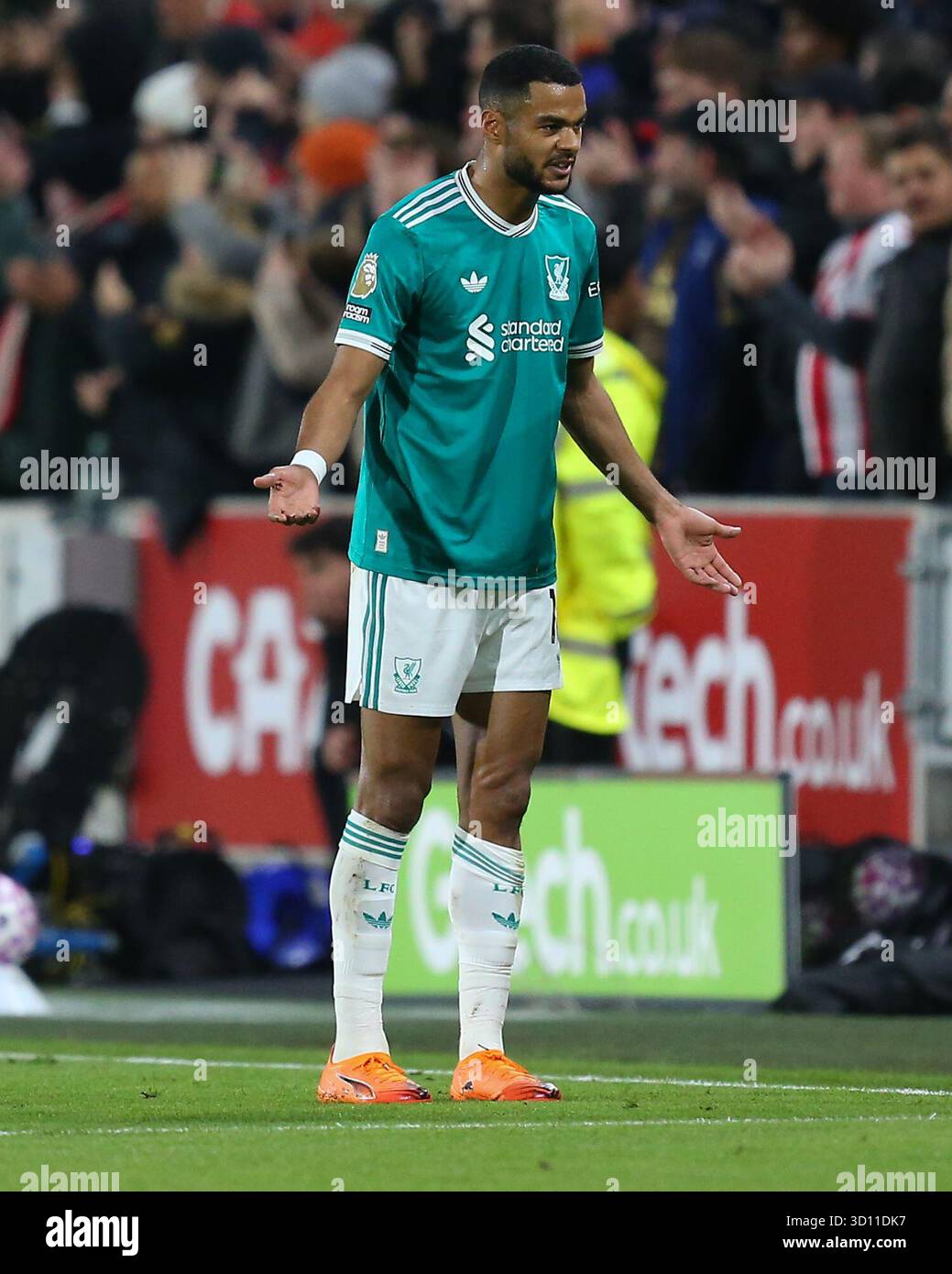 London, England, October 25 2025: Cody Gakpo (18 Liverpool) complains ...