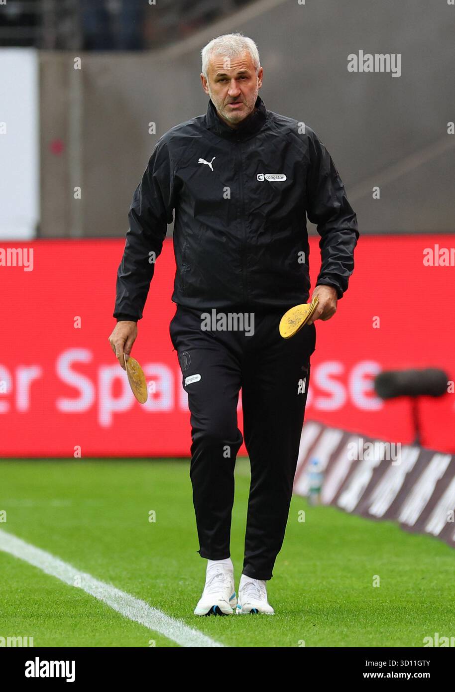 Co-Trainer [assistant coach] [coach] Peter Nemeth (St. Pauli) Frankfurt ...