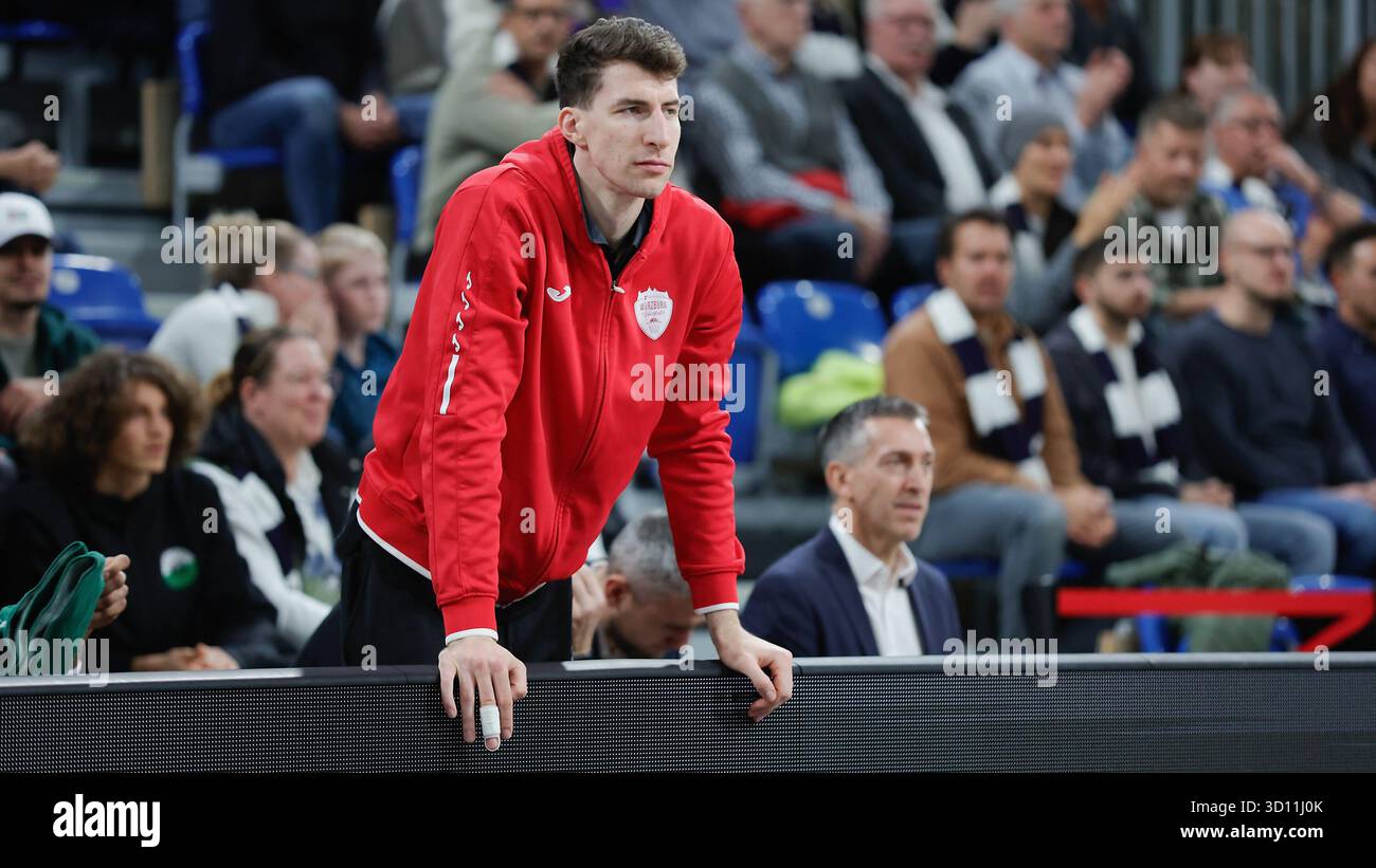 Im Bild: Der verletzte Alen Pjanic (Wuerzburg Baskets, 35) auf der Bank ...