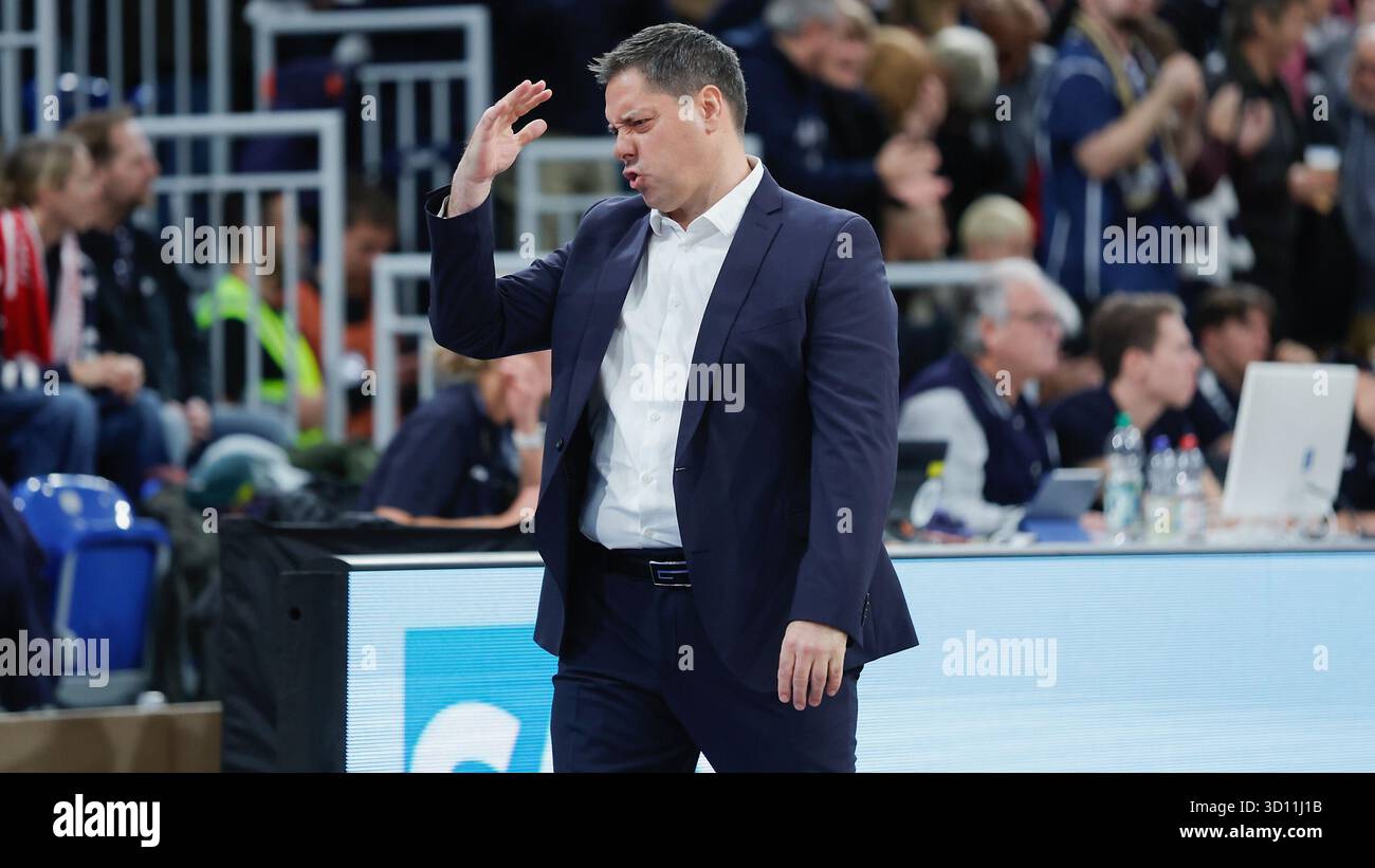 Im Bild: Aufregung bei Head-Coach Sasa Filipovski (Wuerzburg Baskets ...