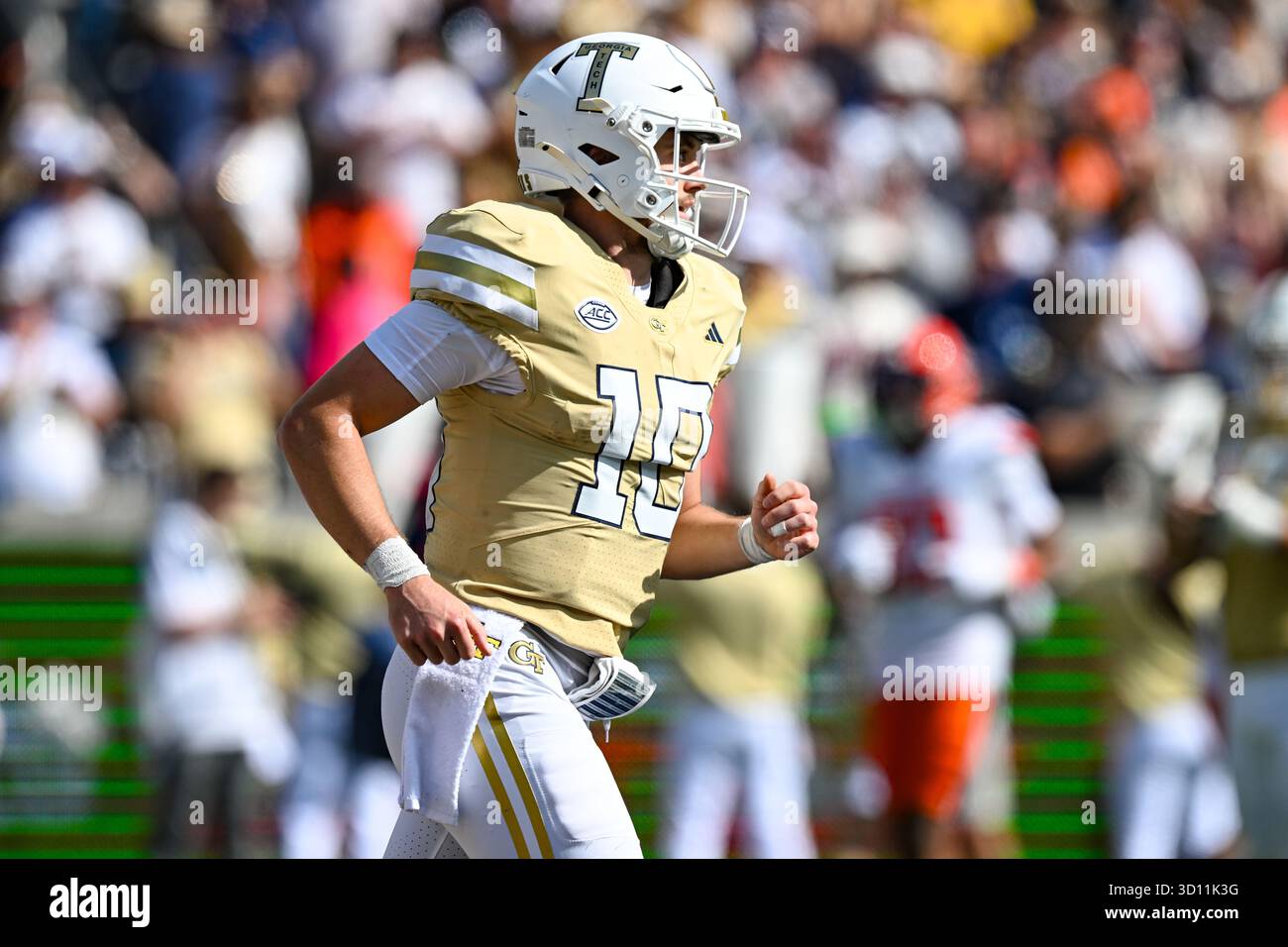 ATLANTA, GA - OCTOBER 25: Georgia Tech quarterback Haynes King (10 ...