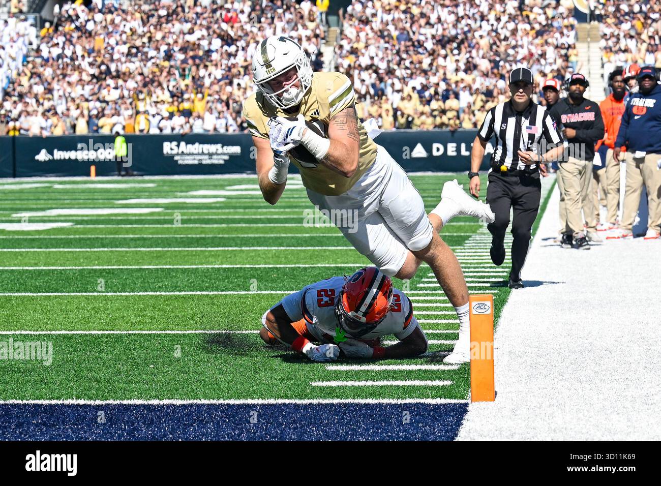 ATLANTA, GA - OCTOBER 25: Georgia Tech tight end Josh Beetham (17 ...