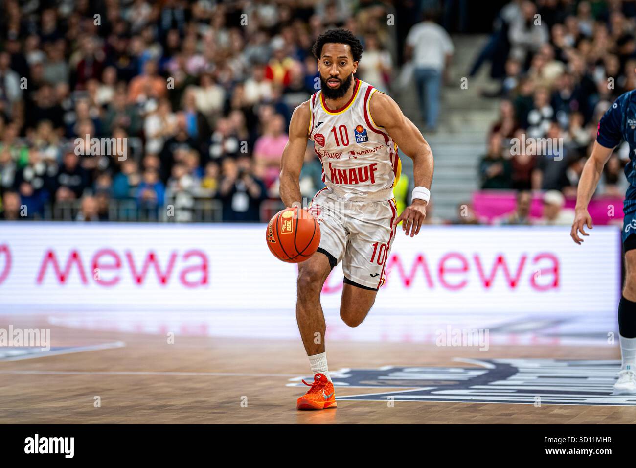 Davion Mintz (10; Fitness First) dribbelt den Ball easyCredit BBL: MLP ...