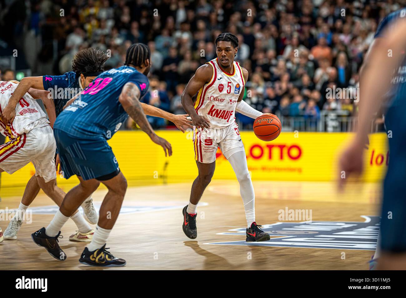 Marcus Carr (5; Fitness First) dribbelt den Ball, w?hrend Spieler von ...