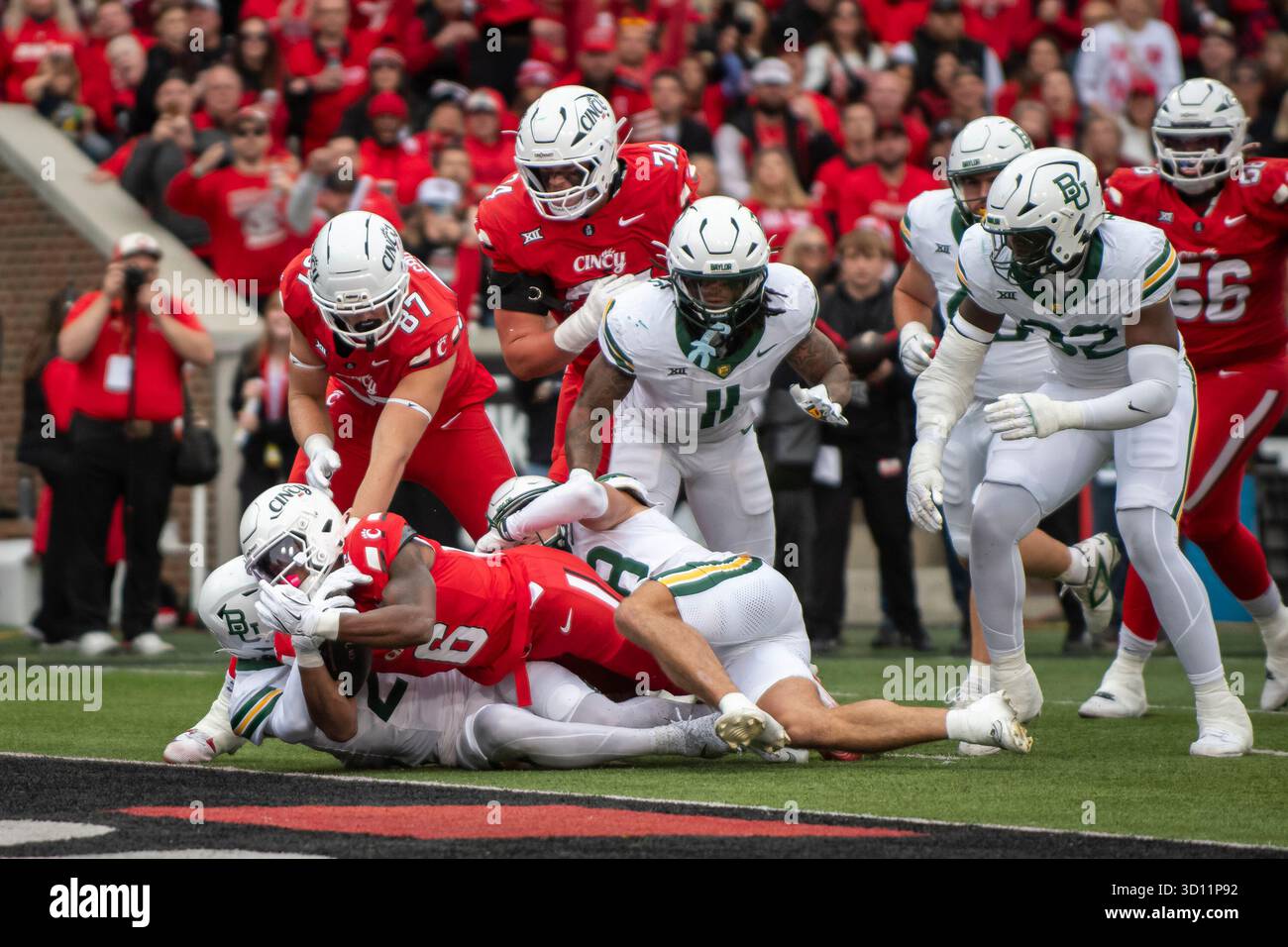 Cincinnati running back Evan Pryor (6) scores during the first quarter ...