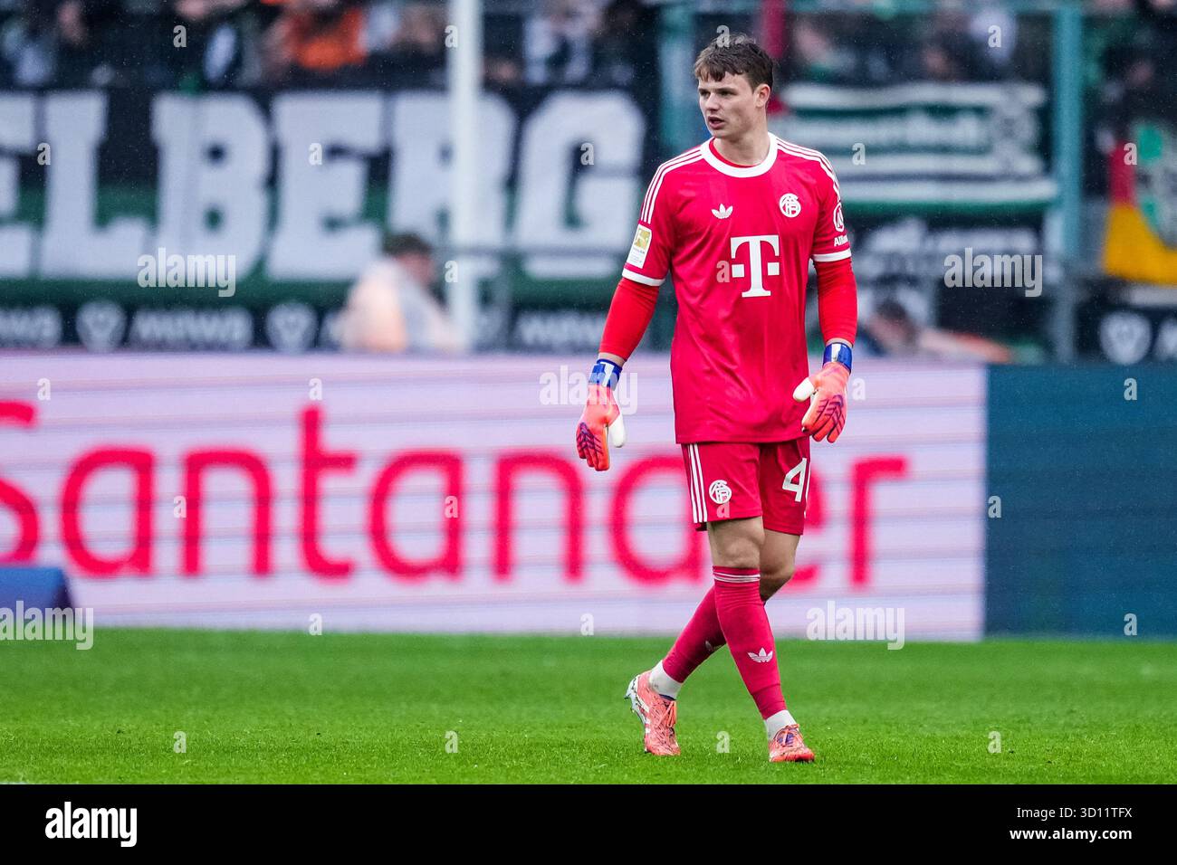 MOENCHENGLADBACH, GERMANY - OCTOBER 25: Bayern Munchen goalkeeper Jonas ...