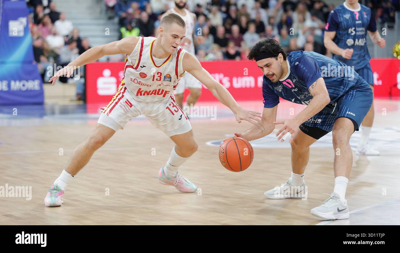 Im Bild: v.li. Marko Petric (Wuerzburg Baskets, 13) gegen Erol Ersek ...