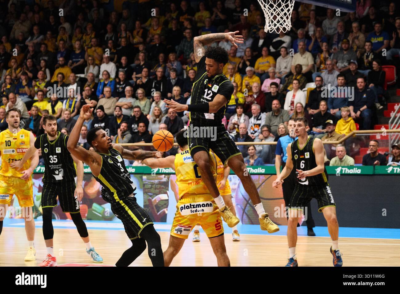 Cantia Jevon Rahming (BBC Bayreuth, #12, PF) fliegt ?ber Marcus Graves (Phoenix Hagen, #0, Guard ...