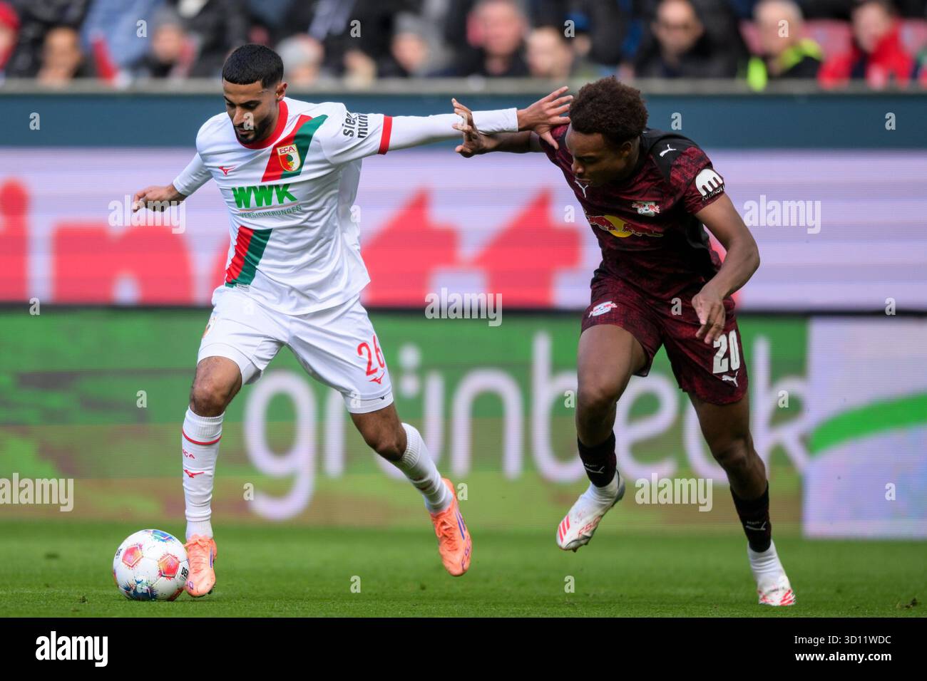 from left: Elias Saad (FC Augsburg), Assan Ouedraogo FC Augsburg ...