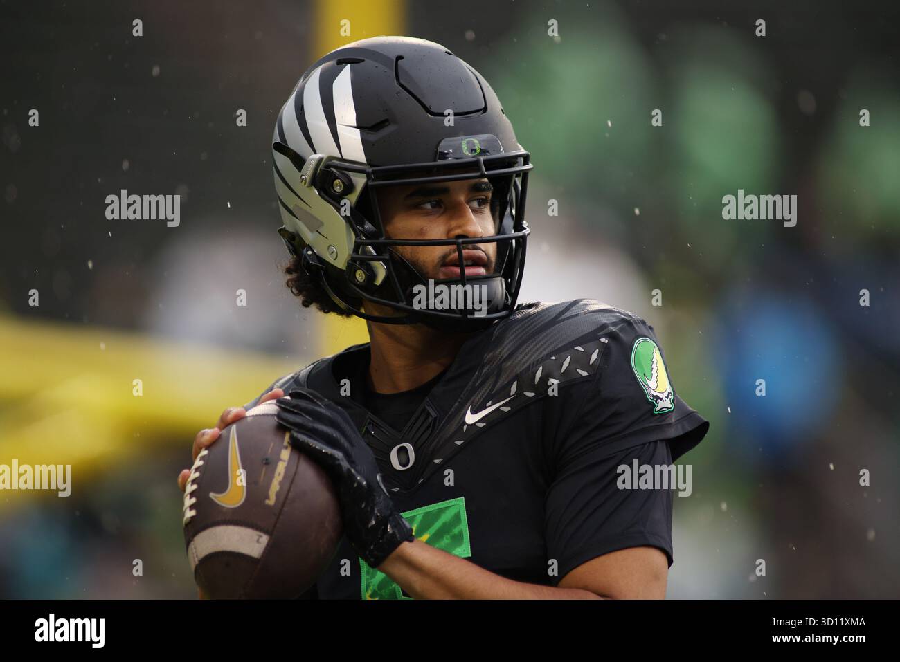 Oregon quarterback Dante Moore warms up before an NCAA college football ...
