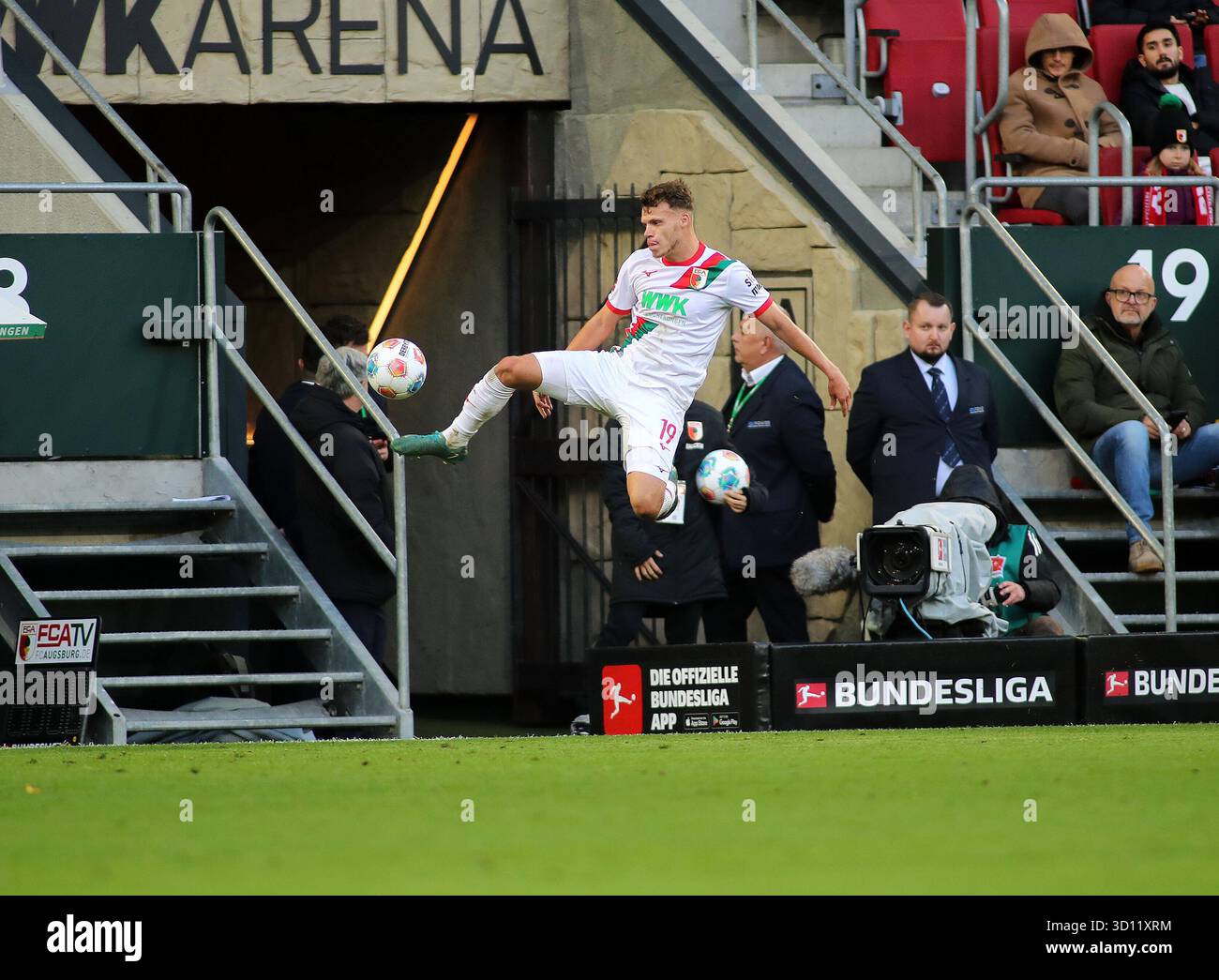 Robin fellhauer fc augsburg springt akrobatisch in einen ball hi-res ...
