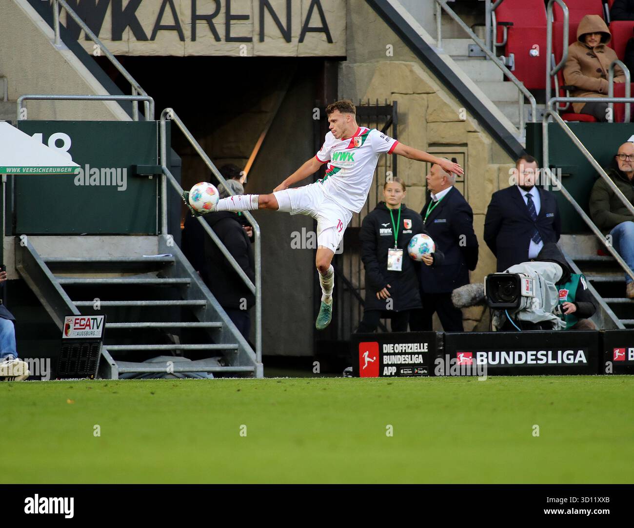 Robin fellhauer fc augsburg springt akrobatisch in einen ball hi-res ...