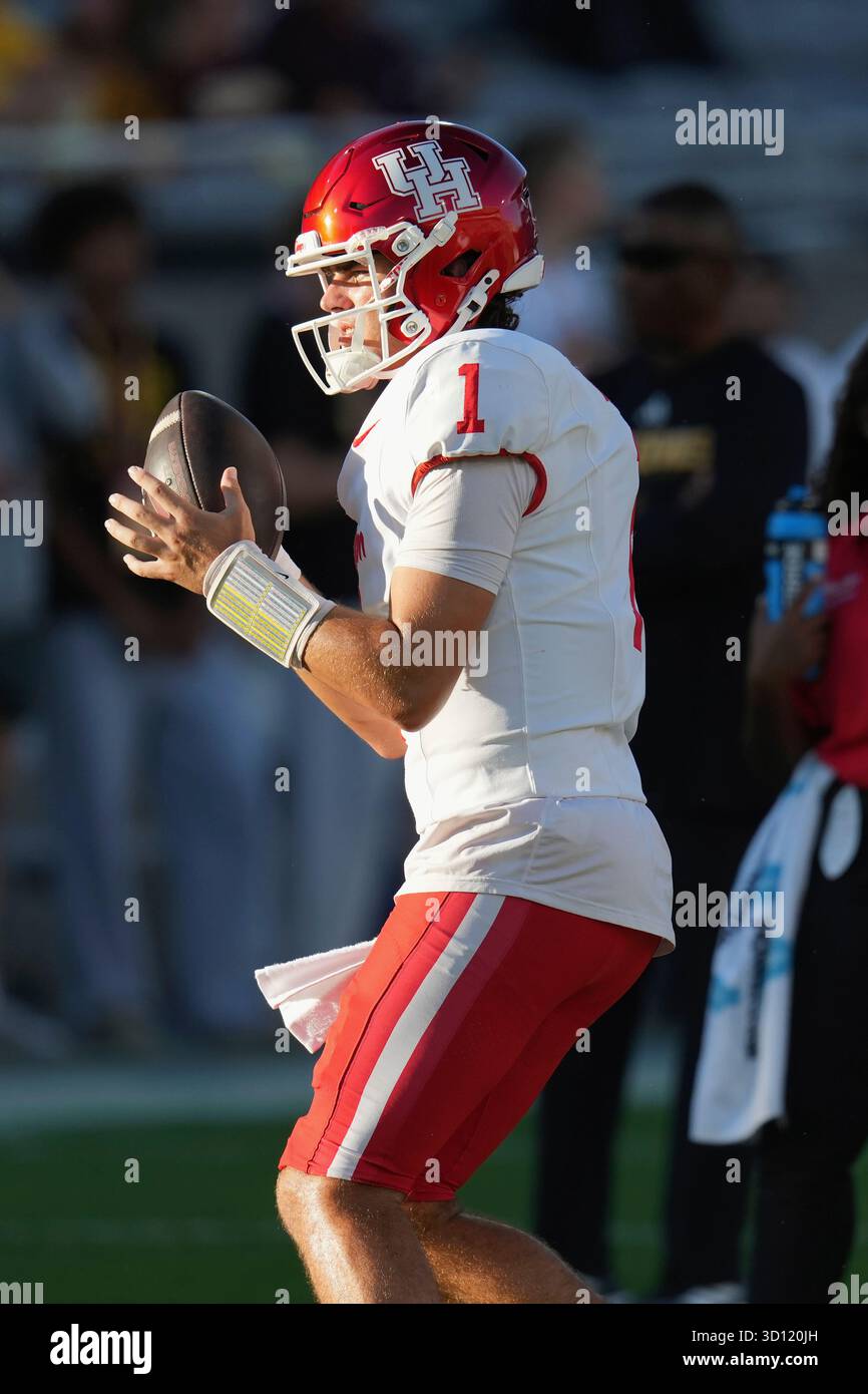 Houston quarterback Conner Weigman warms up prior to an NCAA college ...