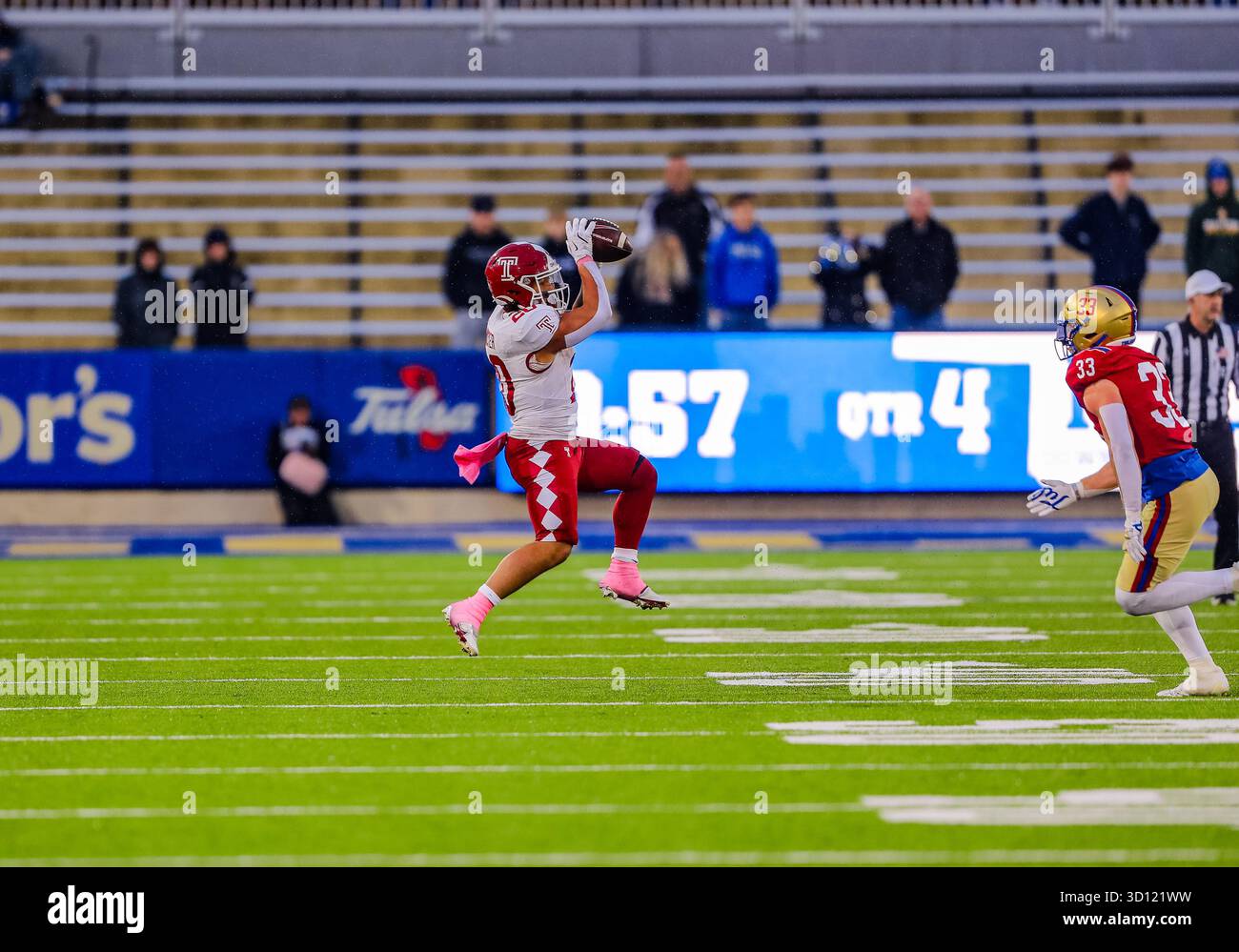 October 25, 2025:.Temple Owls running back Decarlos Young (21) makes a ...