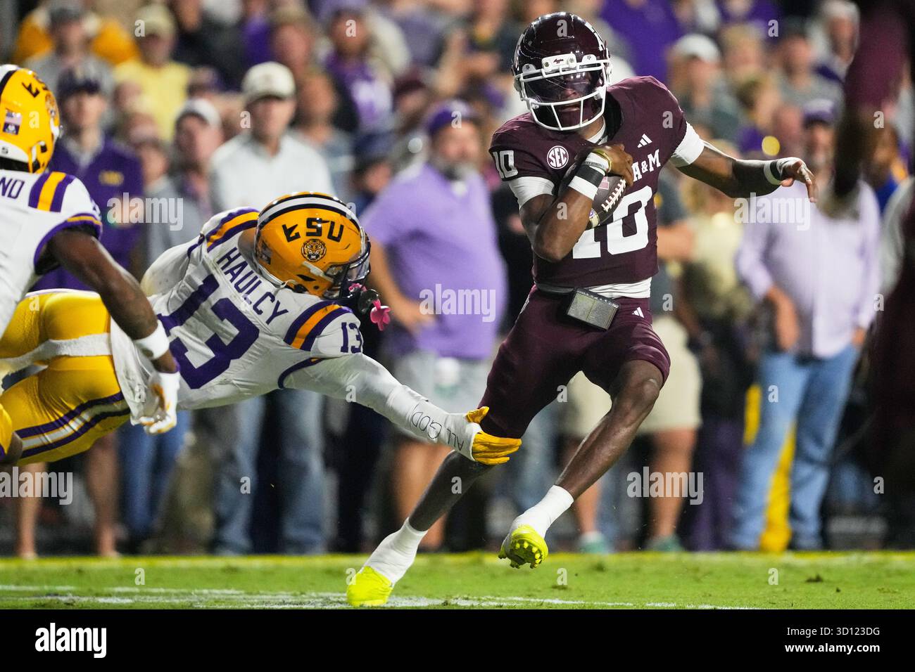 Texas A&M quarterback Marcel Reed (10) carries for a touchdown against ...