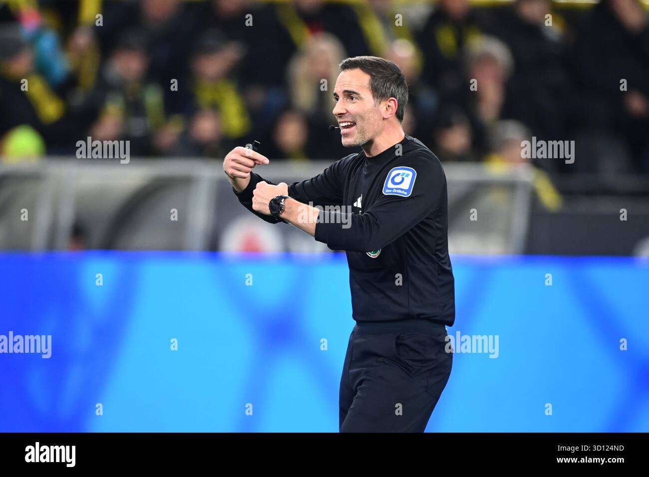 referee Benjamin BRAND gesture, gesticulates, soccer 1st Bundesliga ...