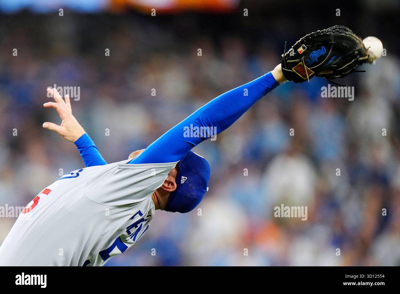 Los Angeles Dodgers first baseman Freddie Freeman (5) misses a pop fly ...