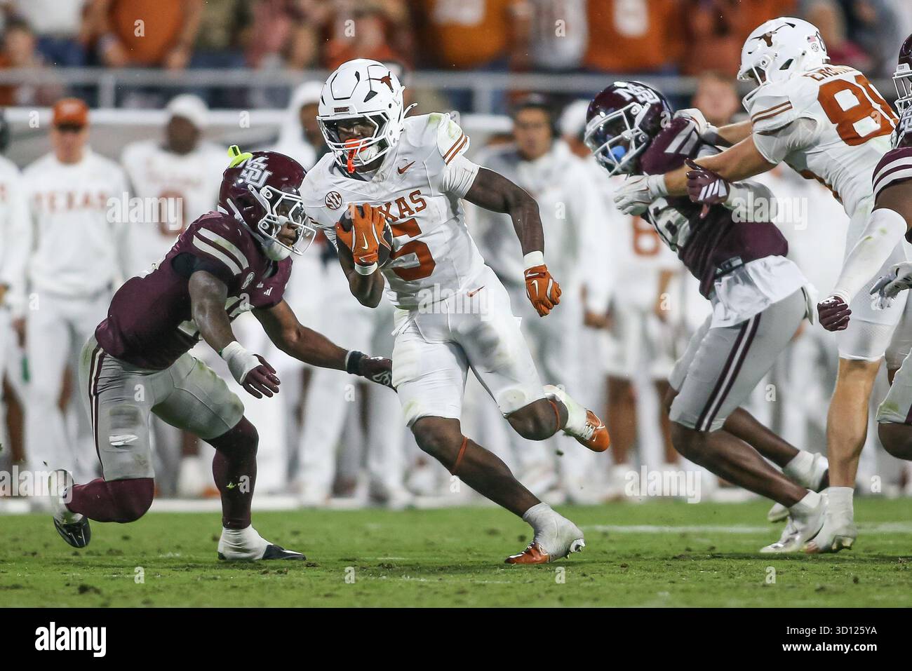 Texas running back Quintrevion Wisner (5) runs for a first down against ...