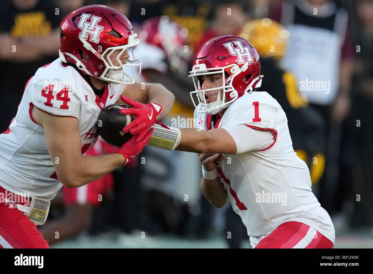 Houston quarterback Conner Weigman (1) hands the ball off to Houston ...