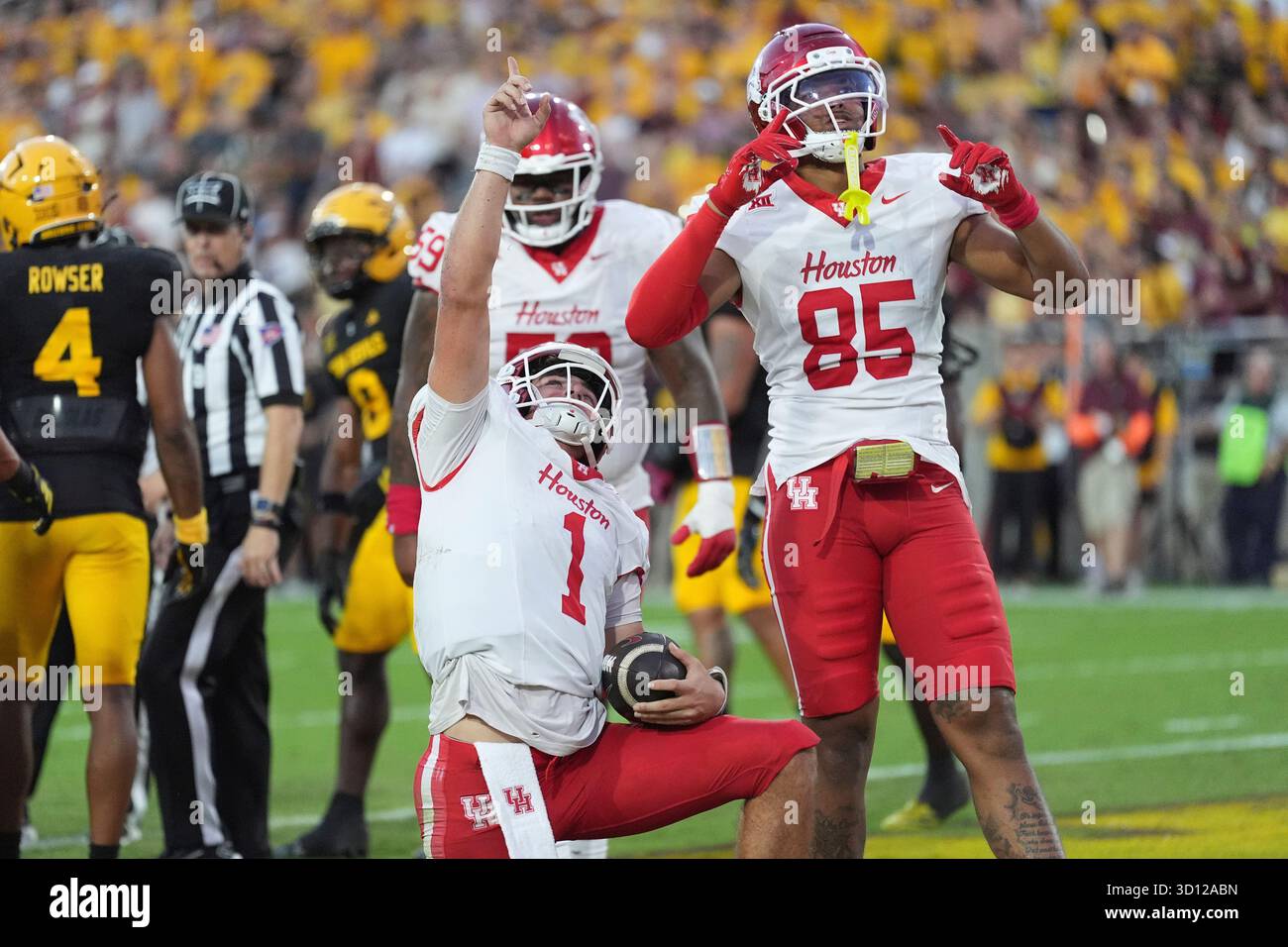 Houston quarterback Conner Weigman (1) celebrates his touchdown against ...