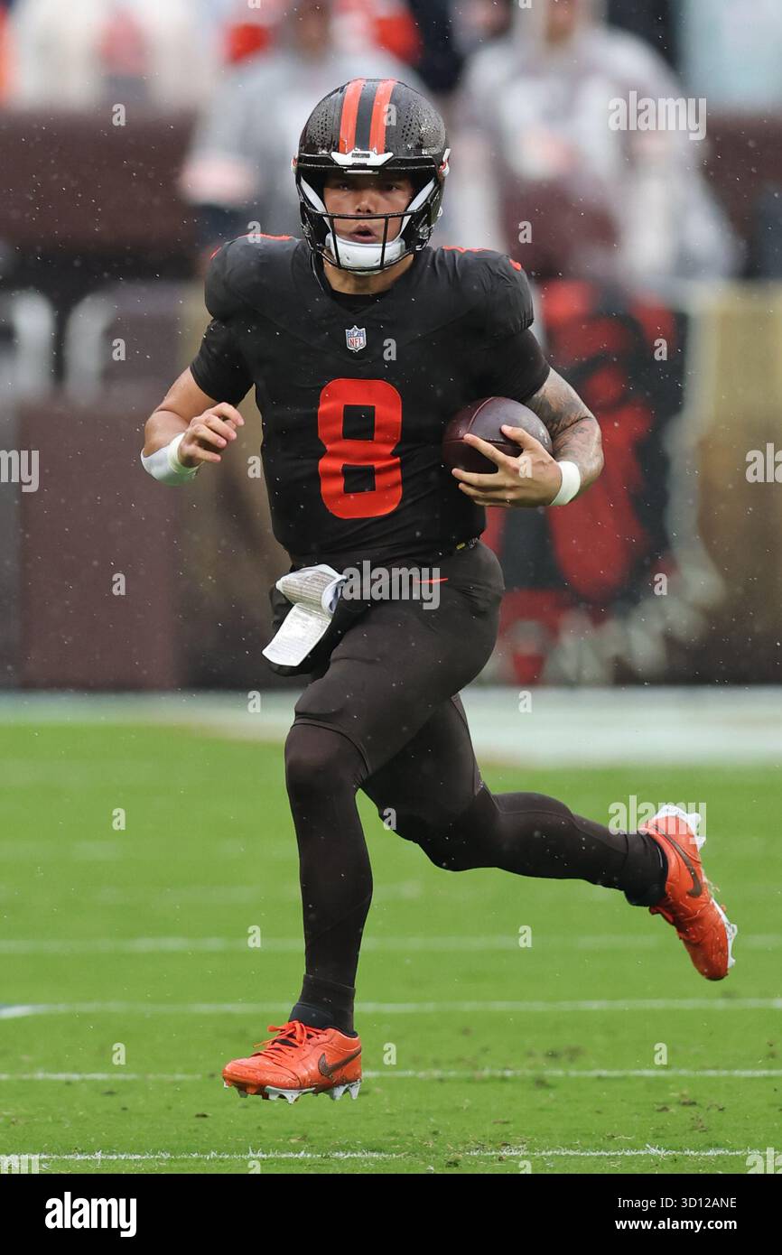 Cleveland Browns quarterback Dillon Gabriel (8) runs the ball against ...