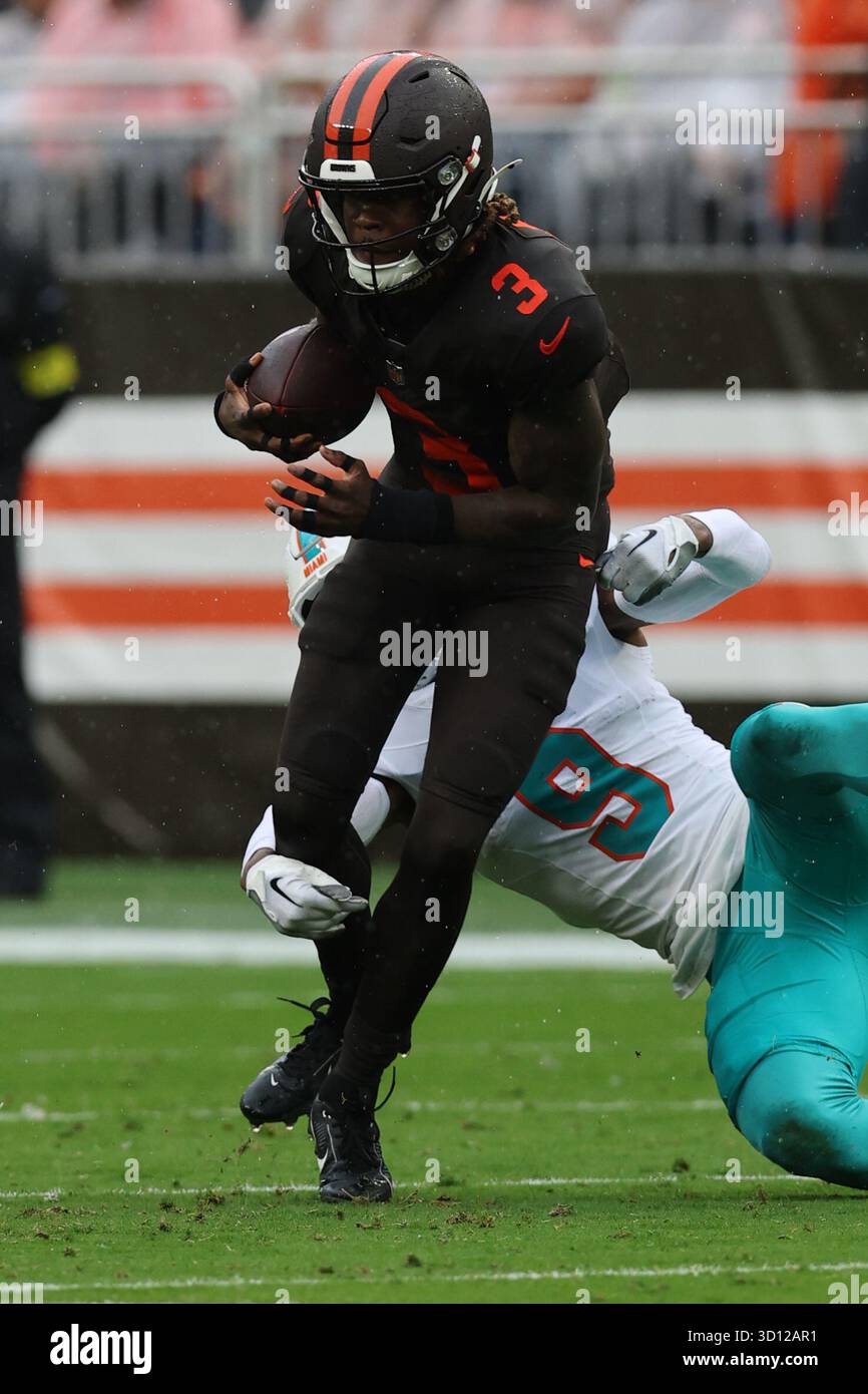 Cleveland Browns wide receiver Jerry Jeudy (3) runs the ball after a ...