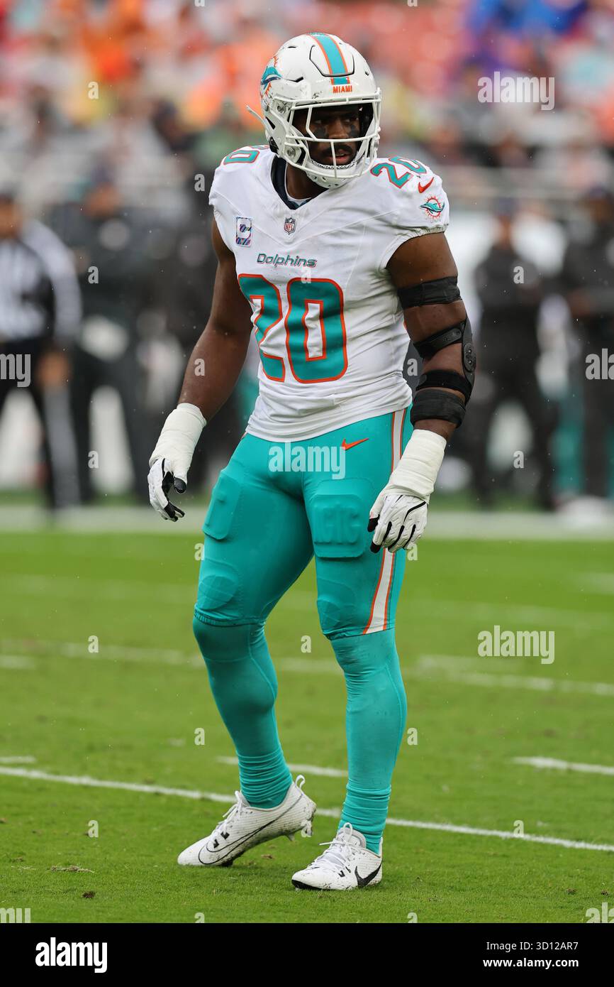 Miami Dolphins linebacker Jordyn Brooks (20) lines up against the ...