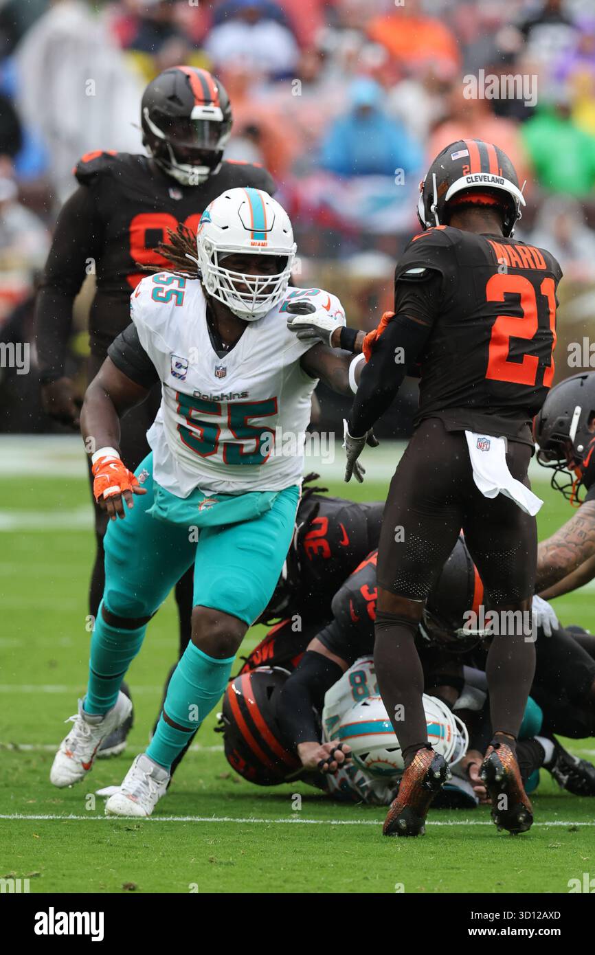 Miami Dolphins guard Aaron Brewer (55) sets to block against the ...