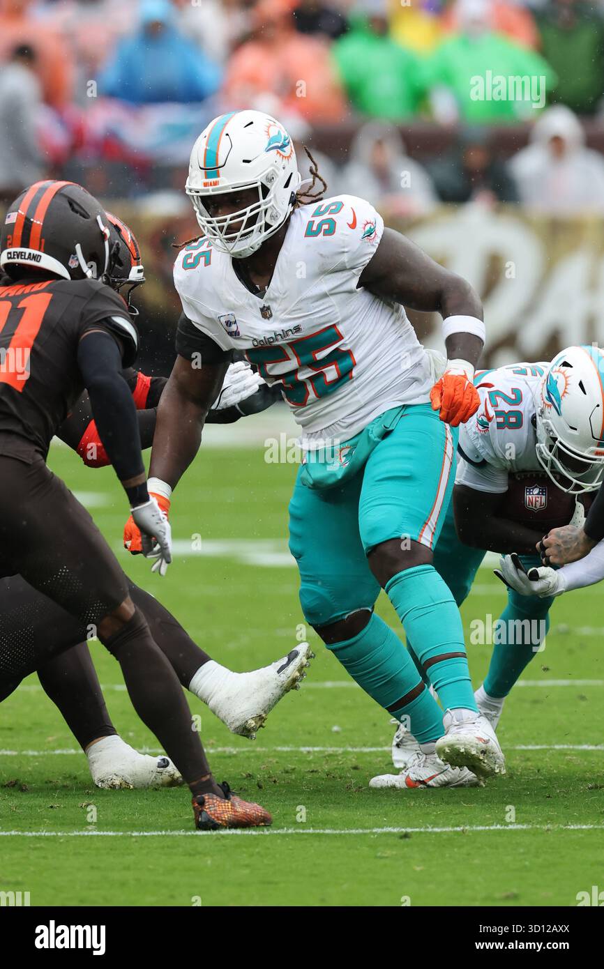 Miami Dolphins guard Aaron Brewer (55) sets to block against the ...