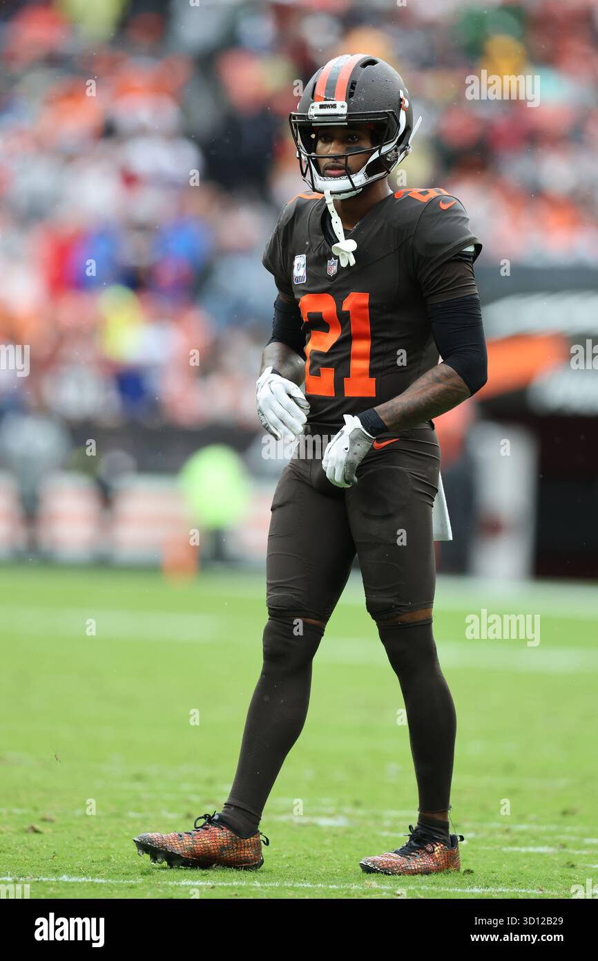 Cleveland Browns cornerback Denzel Ward (21) lines up against the Miami ...