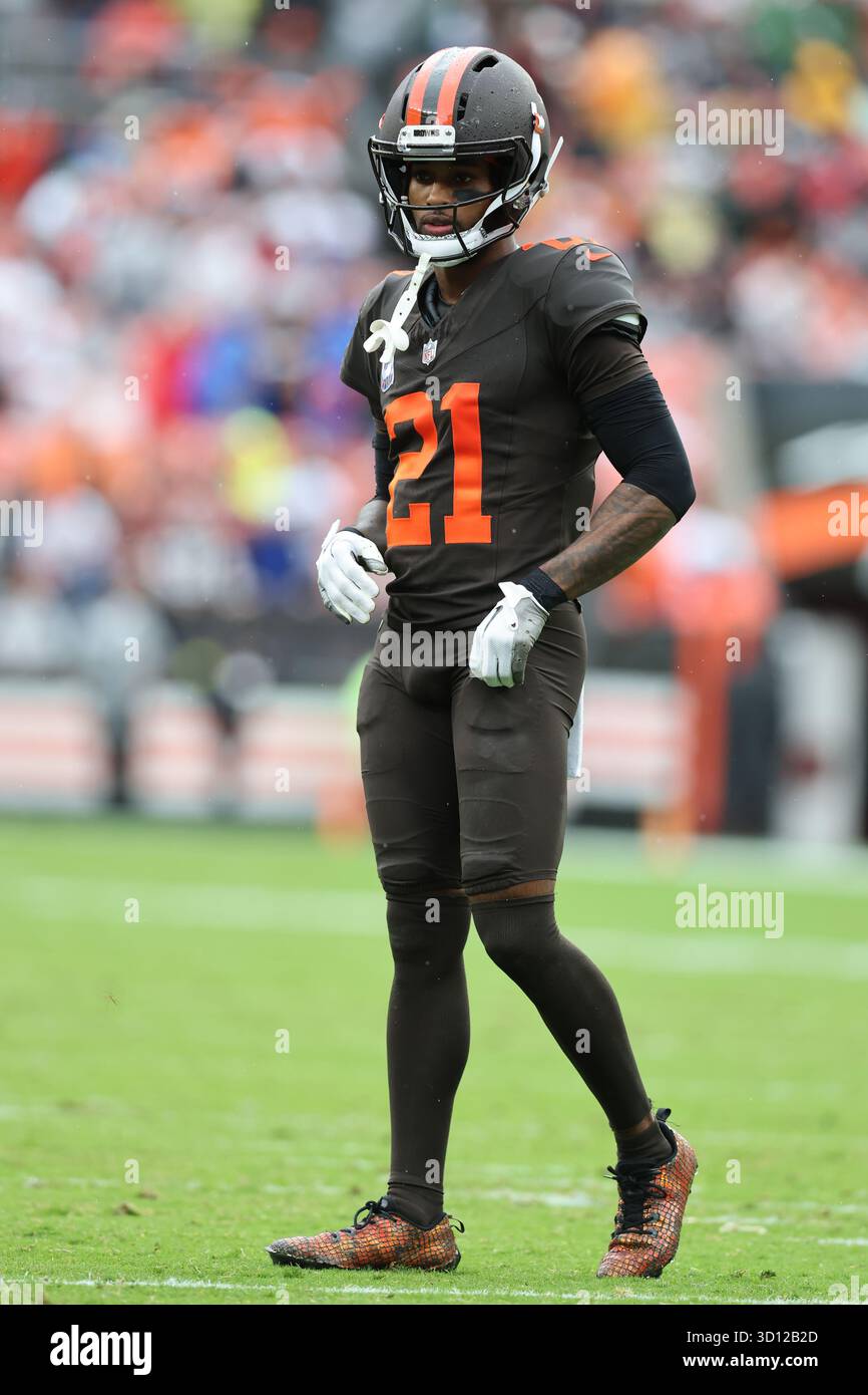Cleveland Browns cornerback Denzel Ward (21) lines up against the Miami ...