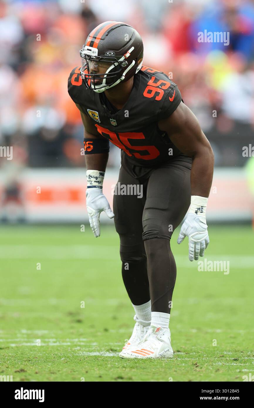 Cleveland Browns defensive end Myles Garrett (95) lines up against the ...