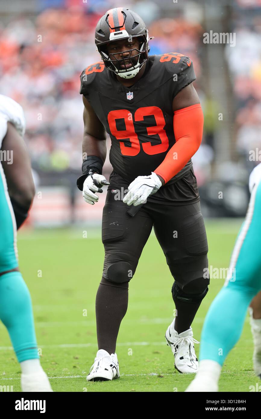 Cleveland Browns defensive tackle Shelby Harris (93) lines up against ...