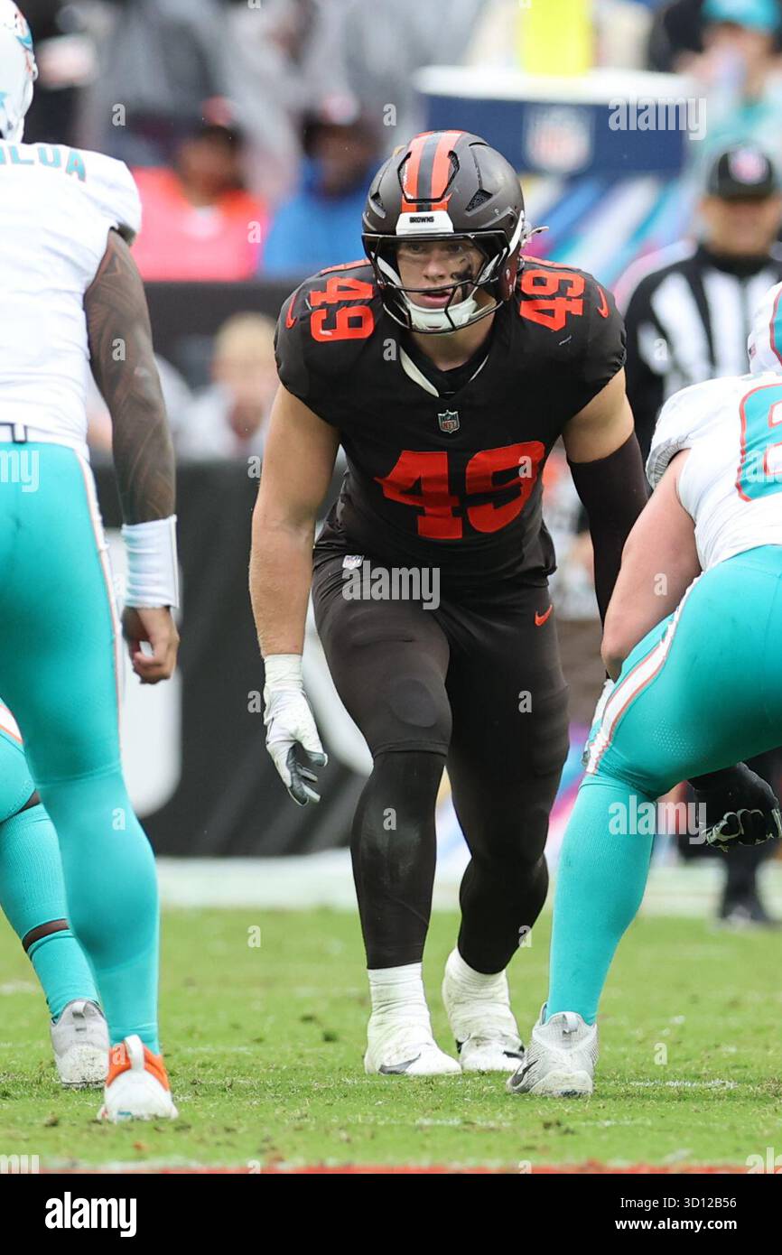 Cleveland Browns linebacker Carson Schwesinger (49) lines up against ...