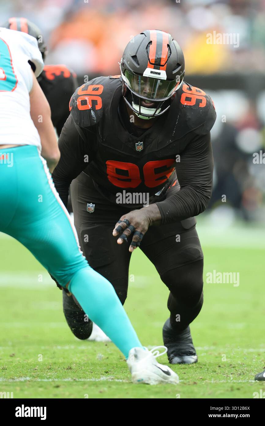 Cleveland Browns defensive tackle Maliek Collins (96) rushes in against ...