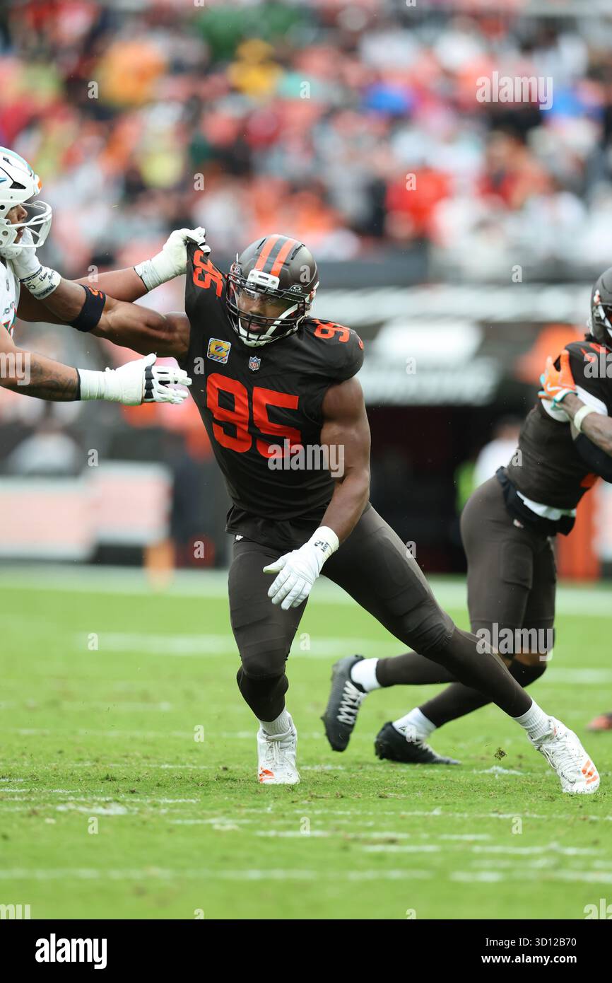 Cleveland Browns defensive end Myles Garrett (95) rushes in against the ...