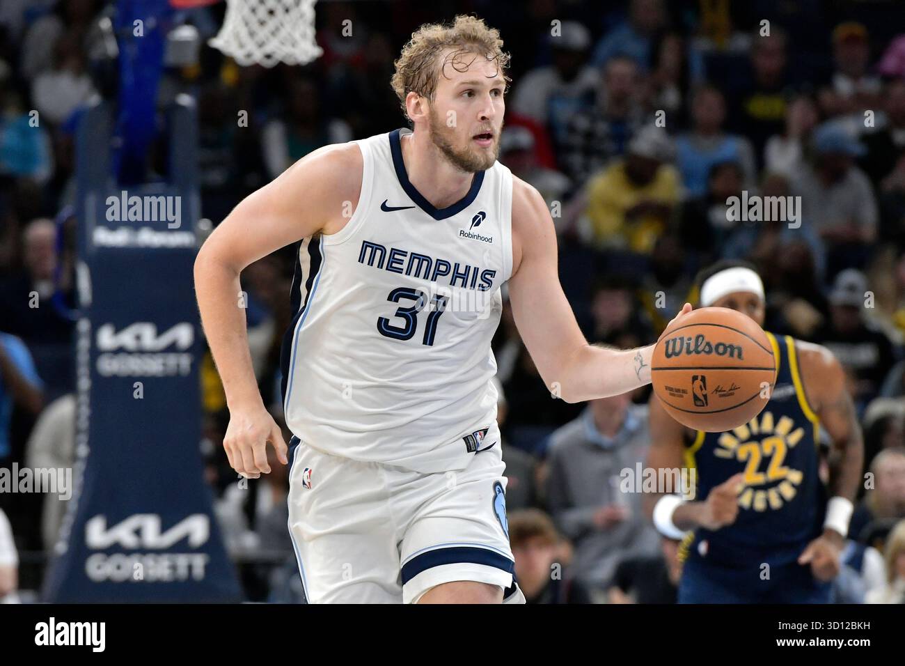 Memphis Grizzlies center Jock Landale (31) brings the ball up court in ...