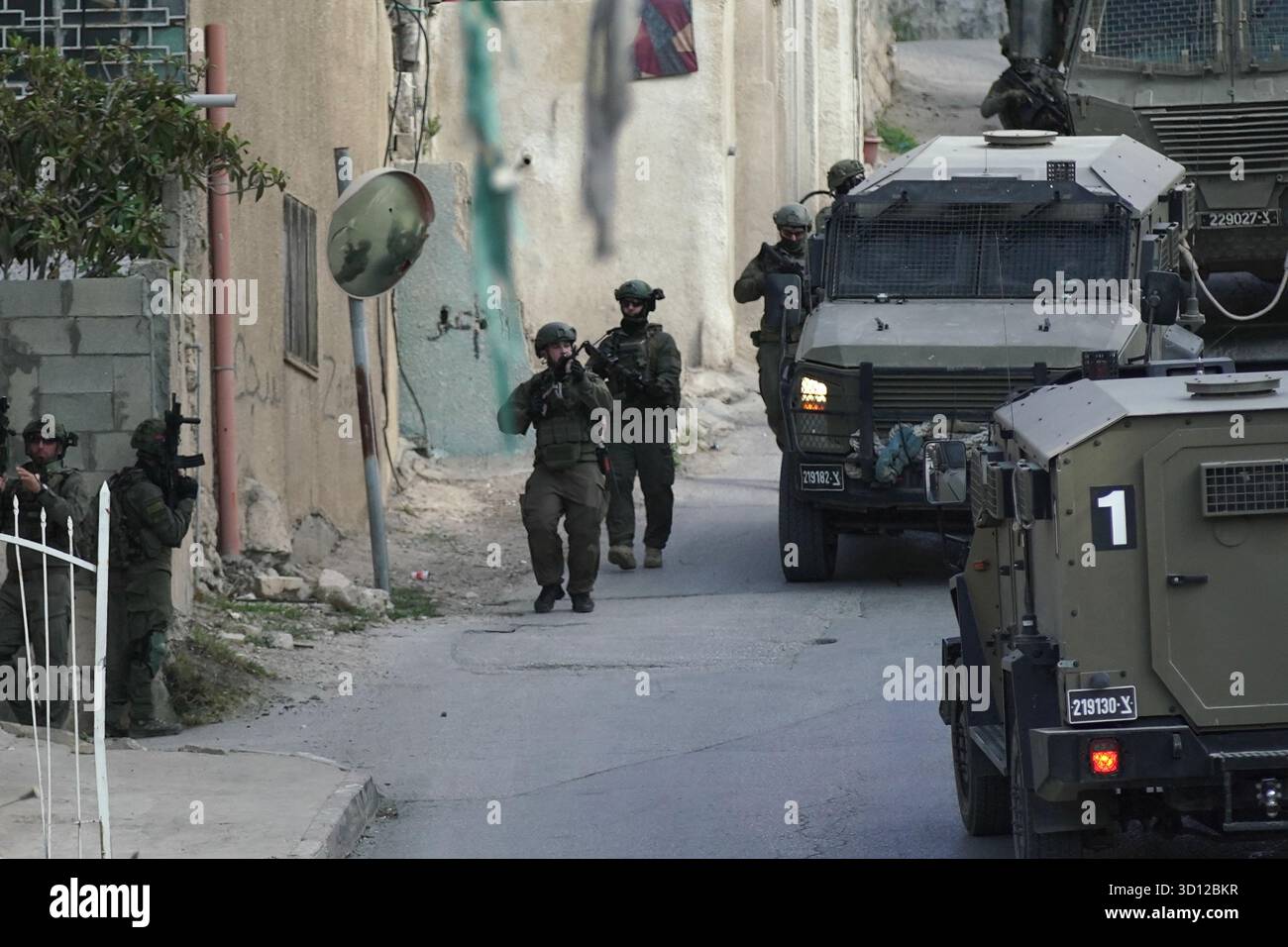 (251026) -- JENIN, Oct. 26, 2025 (Xinhua) -- Israeli soldiers are seen ...