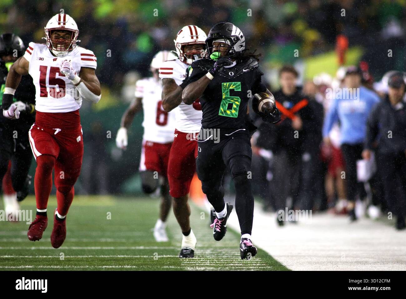 Oregon running back Noah Whittington (6) runs the ball during the ...